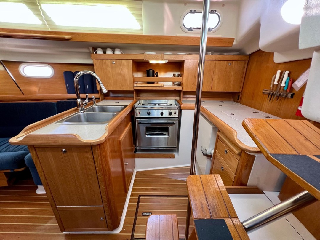 2004 Catalina 350 - Charles David Yachts