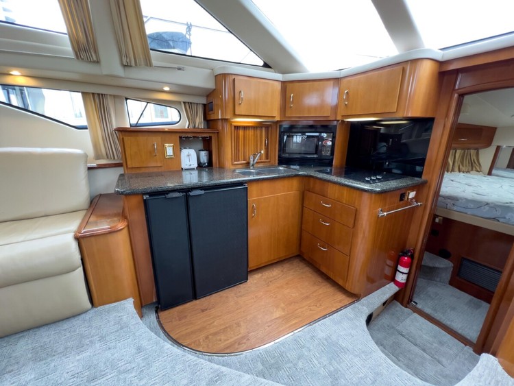 2006 Carver 444 Cockpit Motor Yacht - Charles David Yachts