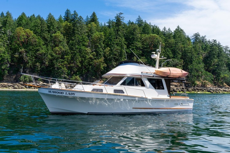 1986 Double Eagle Sedan Flybridge - Charles David Yachts